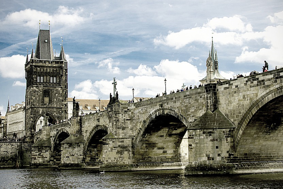 Charles Bridge: A Symbol from the Middle Ages to the Present - Hotel ...